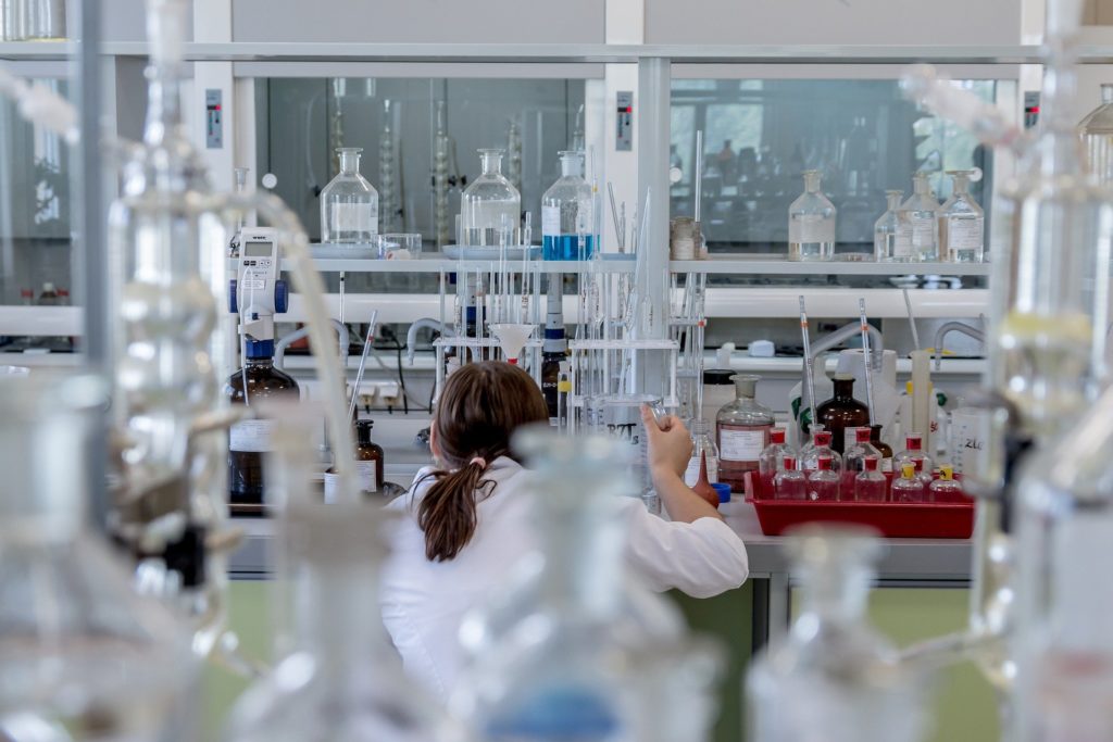 El uso de los reactivos y colorantes de laboratorio